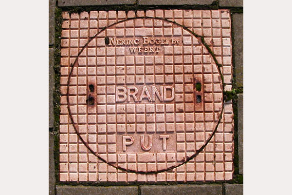 Utrecht Overvecht, 4 november 2004. Brandput (witgeschilderd) in perron ...